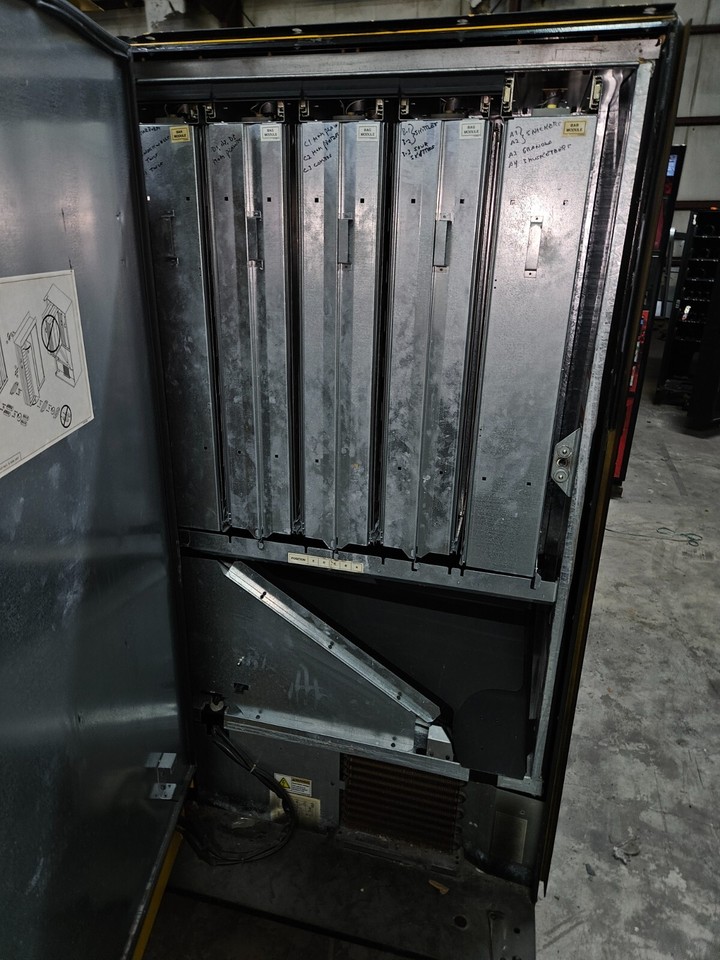 Vendo V669 Outside Chilled M&M Branded Candy Bar Vending Machine - MDB ...