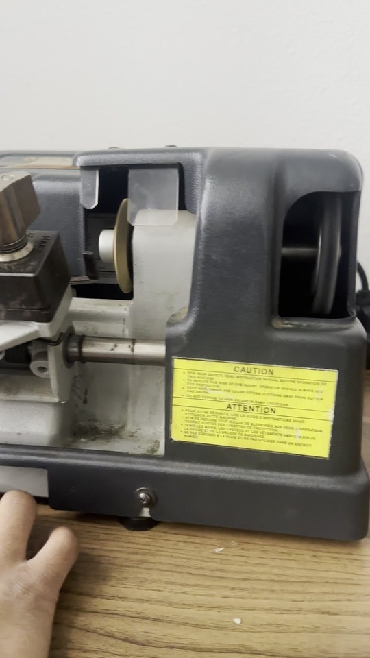 KABA ILCO 044HD KEY CUTTER DUPLICATOR MACHINE WORKING | eBay