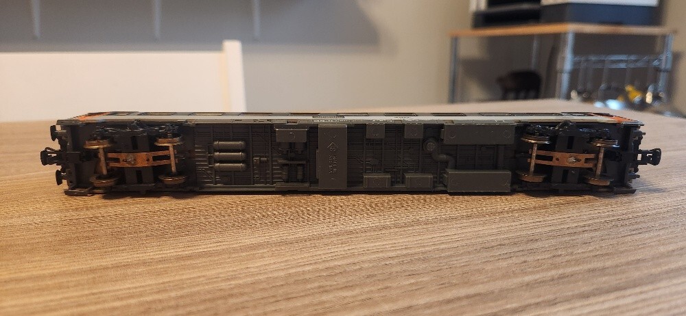 ROCO 4237A, SNCF France, cl 1 pass. coach, HO DC, w interior lights ...