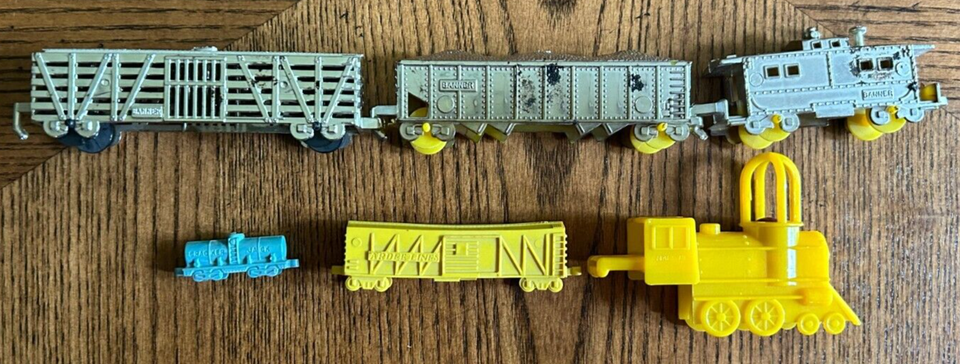 6 Toy Trains Cars 1950s: Banner, Ardee, Cracker Jack, "Lional ...