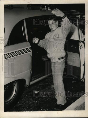 1962 Press Photo Everett Knowles Jr. leaving Massachusetts General ...