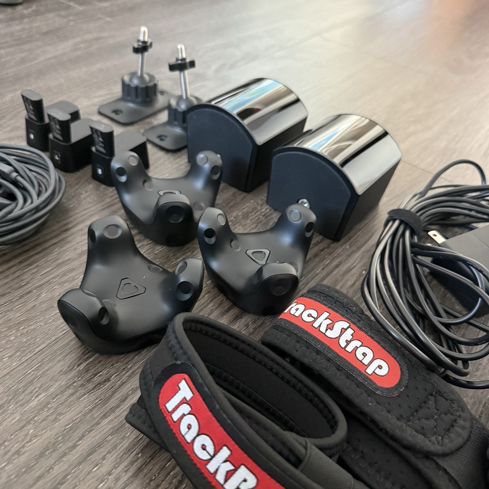3x HTC Vive Tracker 3.0 + 2x 2.0 SteamVR Base Stations Vrchat full body ...