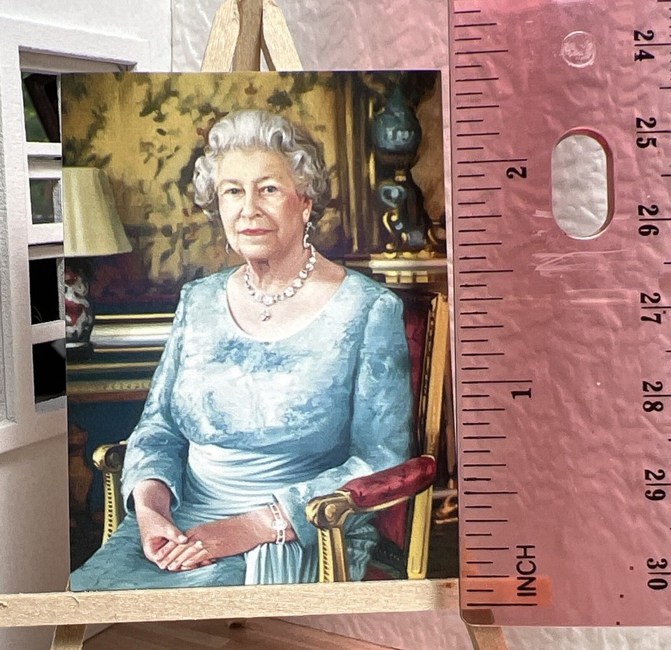 Miniature Dollhouse Room Box Art 1:12th Scale Queen Elizabeth ll Golden ...