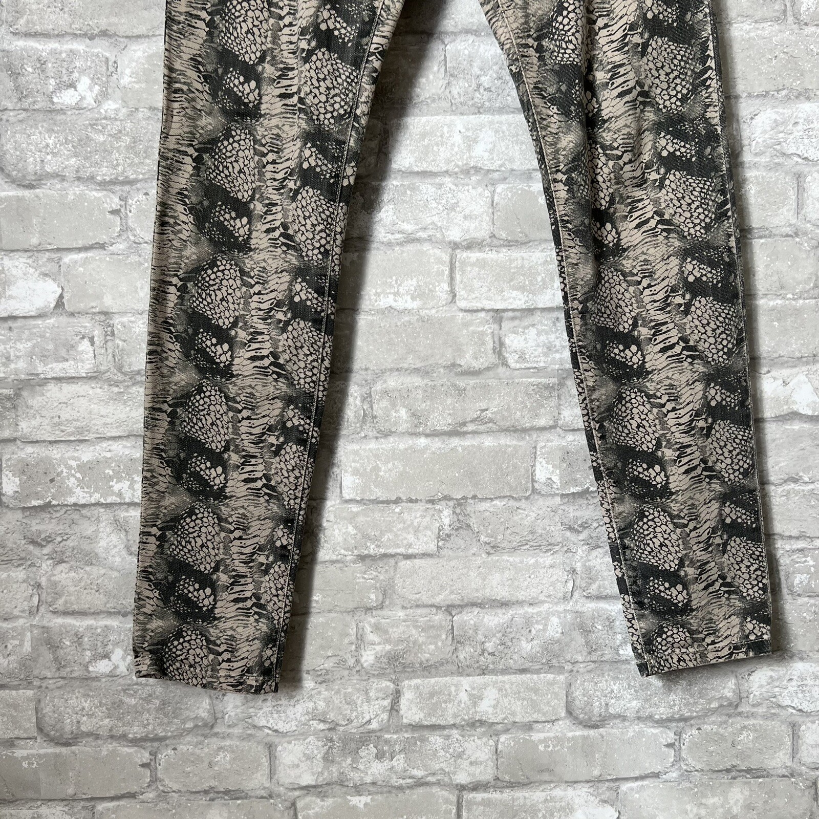 Cabi Women's 2 Diamondback Snake Print Skinny Pants. … - Gem