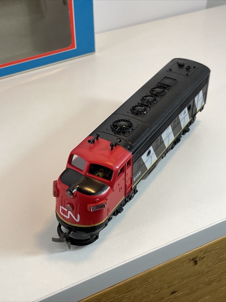 PLAYART POWERED F9 CANADIAN NATIONAL CN RAIL ENGINE LOCOMOTIVE 9156 HO ...