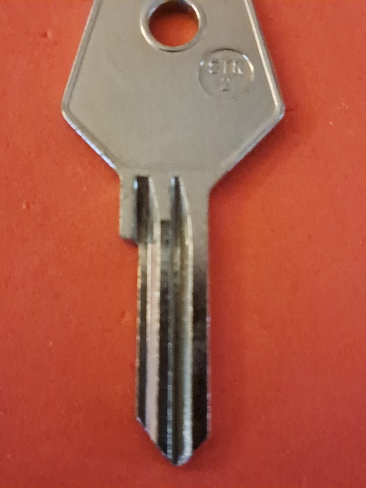 Silca STR2 Keys Bag of 5 - Keys to Suit STREBOR 5 Pin Cylinder Locks ...