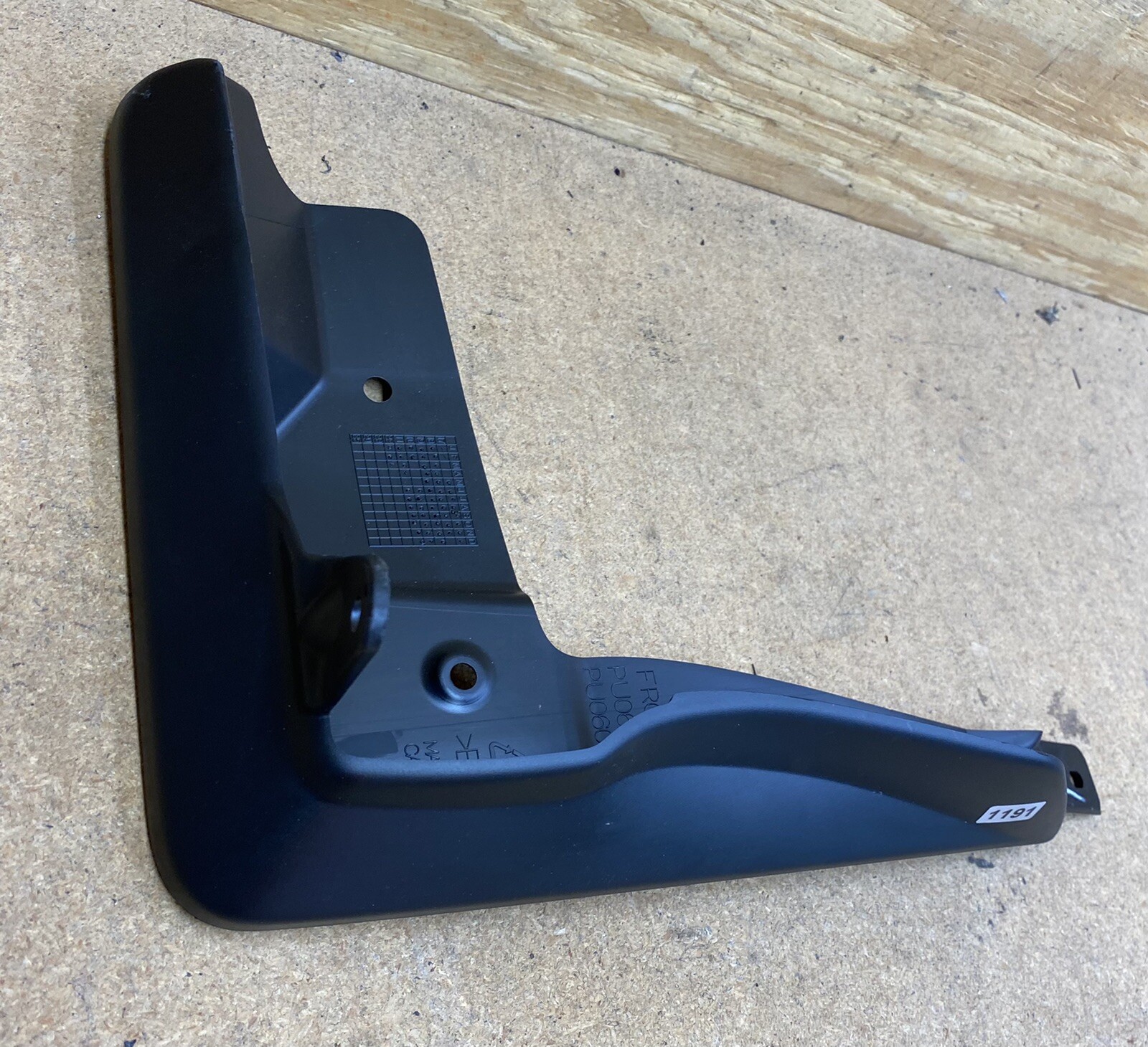 2018-2022 Toyota CAMRY SE & XSE FRONT MUDGUARD RIGHT PU060-03181-TF OEM ...