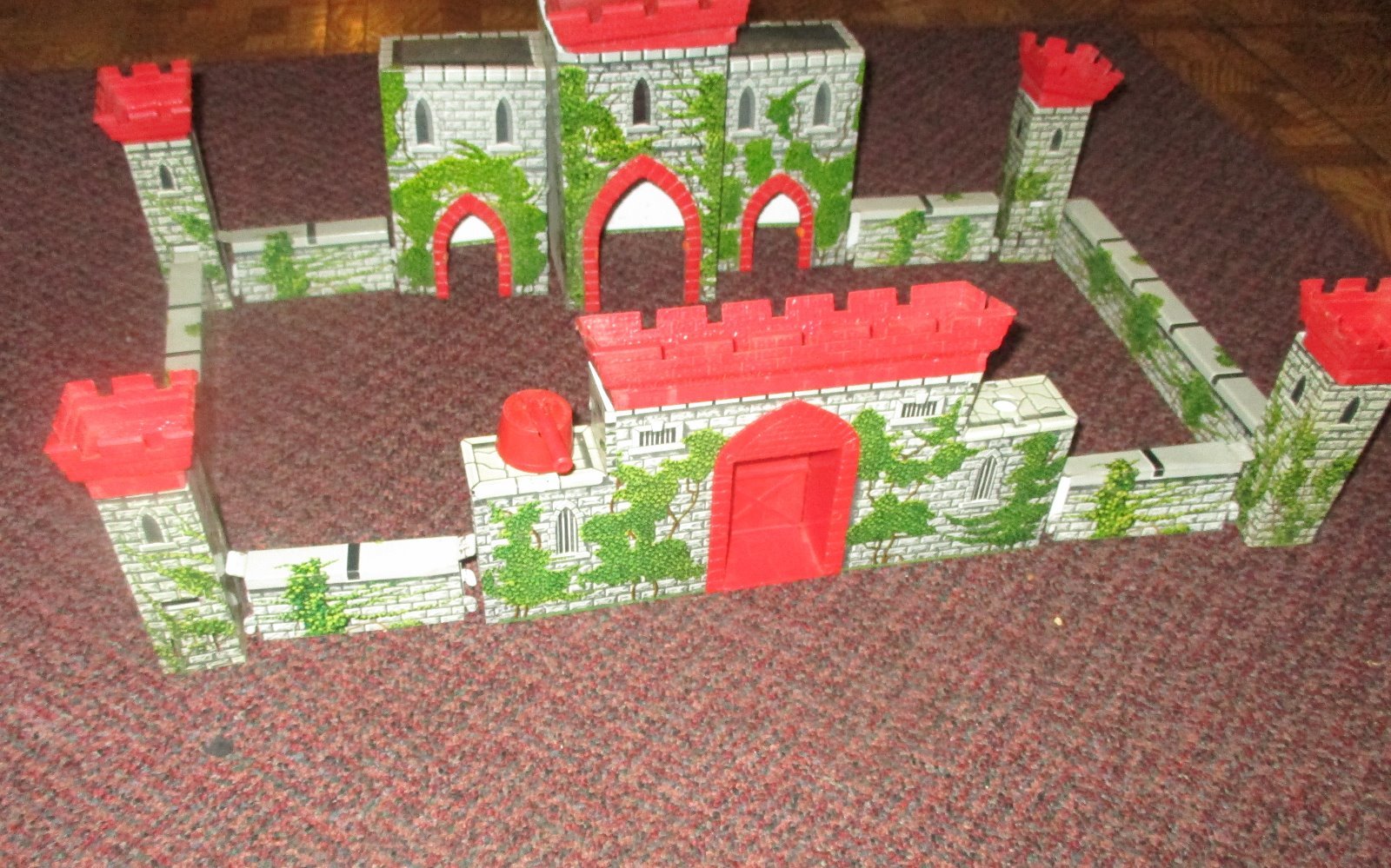 Louis Marx Medieval Castle Fort Playset rare w/knights horses warriors ...