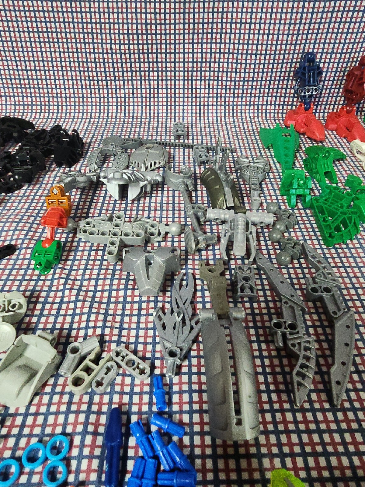 Mixed lot of lego Bionicle: Masks Kraahkan, Toa Hordika Vakama, HUNA ...