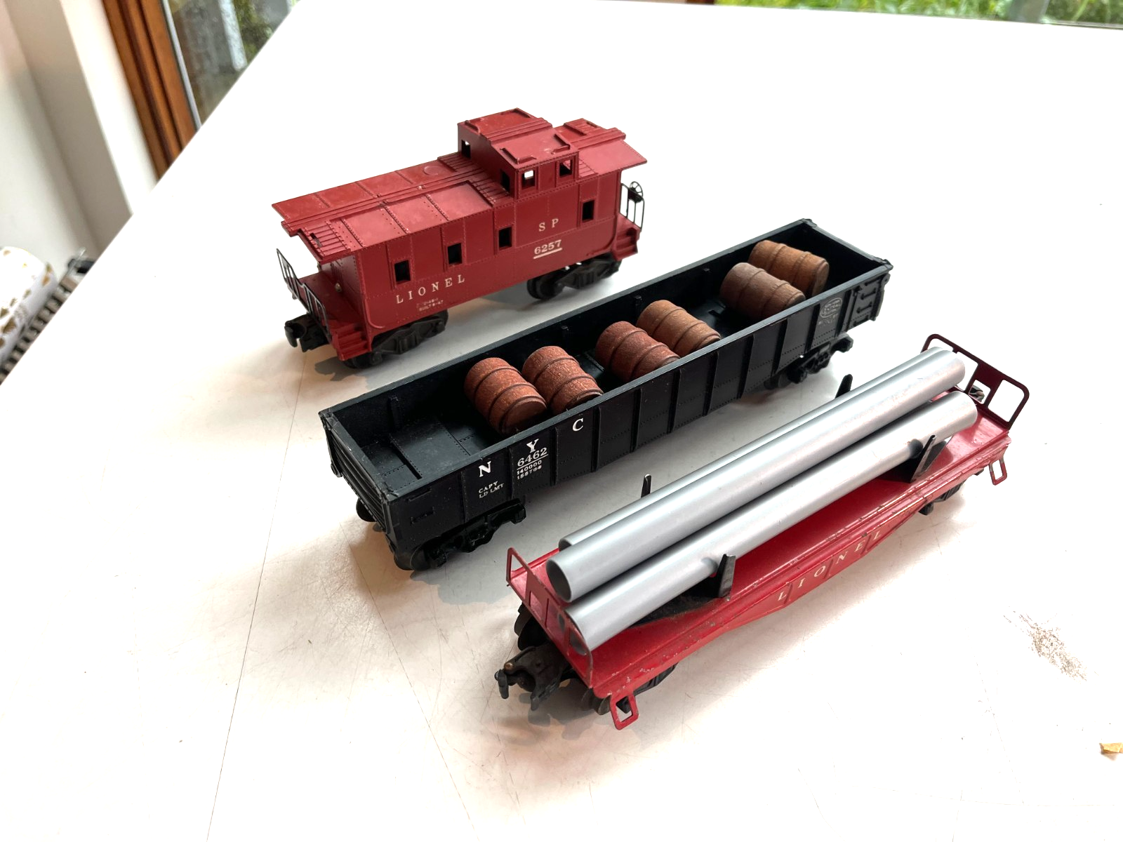 LIONEL 6254, 6462, 6007, NYC GONDOLA , PIPE FLAT CAR, CABOOSE, BOXES ...