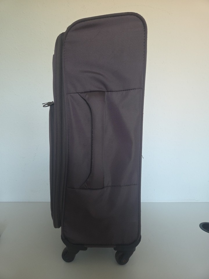 IT Luggage large black Lightweight case 61x40x26 CM USED (2) | eBay