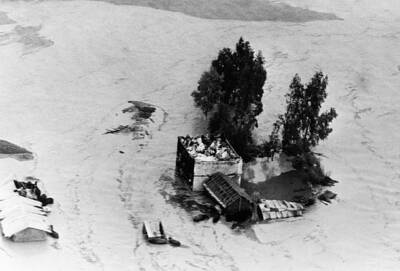 Peasants roof their farm during important floods plain gharb & med ...