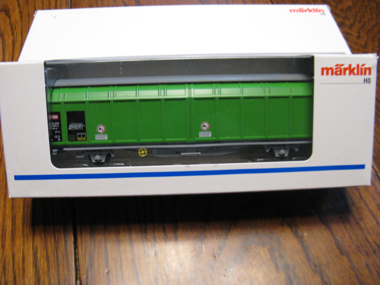Marklin #48022 Swiss (SBB) green sliding wall box car