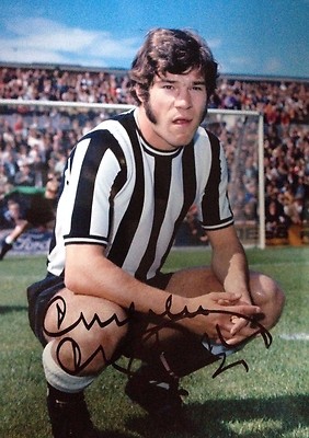 MALCOLM MACDONALD - FORMER NEWCASTLE FOOTBALLER - SIGNED COLOUR ...