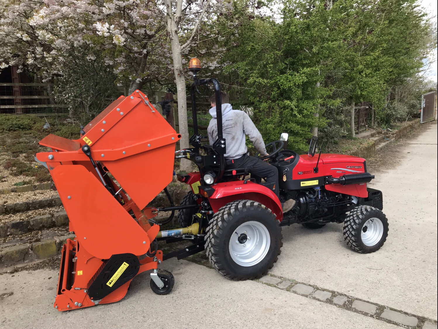 CAPTAIN TRACTOR 260 COMPACT WITH NEW DANELANDER MOWER COLLECTOR (2 year ...
