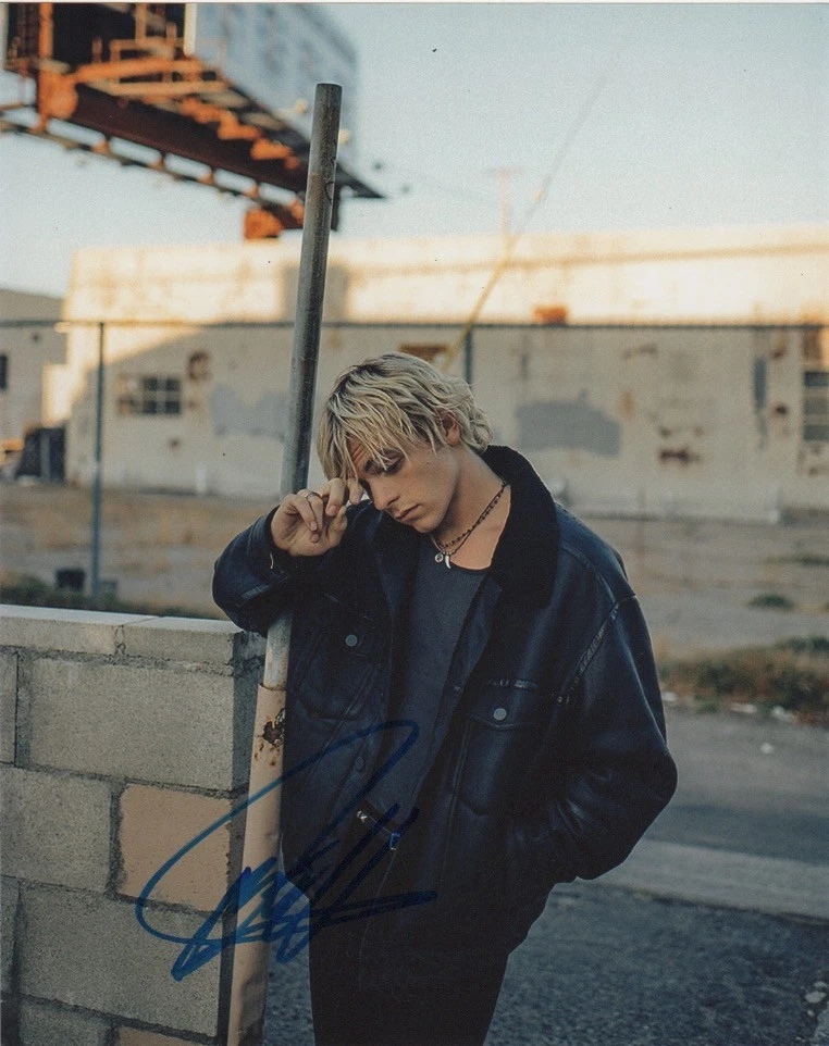 Ross Lynch Autograph Signing
