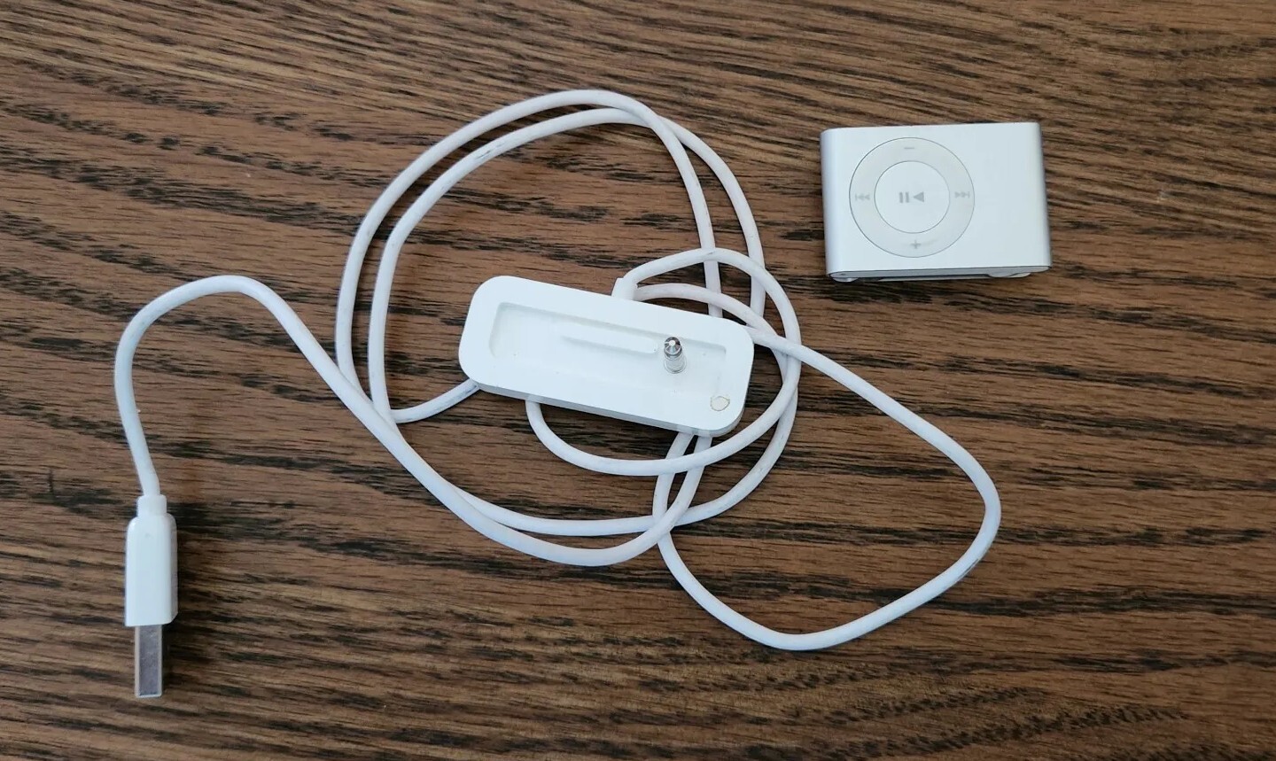Apple A1204 iPod Shuffle 2nd Generation Silver 1GB with Charging Stand ...