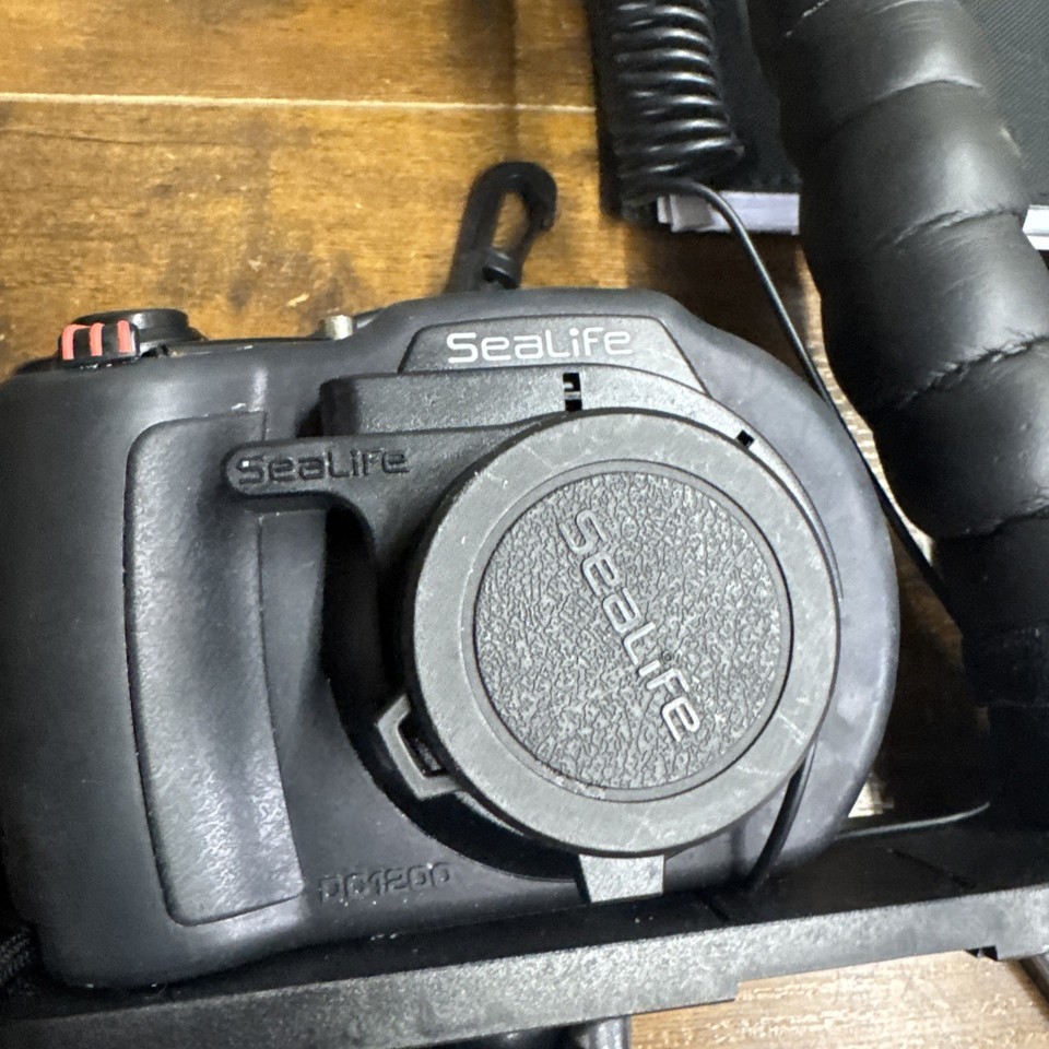 Sealife Sea Life Underwater Camera Set Up With Flash Wide Angle Lens ...
