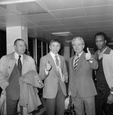British boxer Dave 'Boy' Green and manager Andy Smith give the - 1980 ...