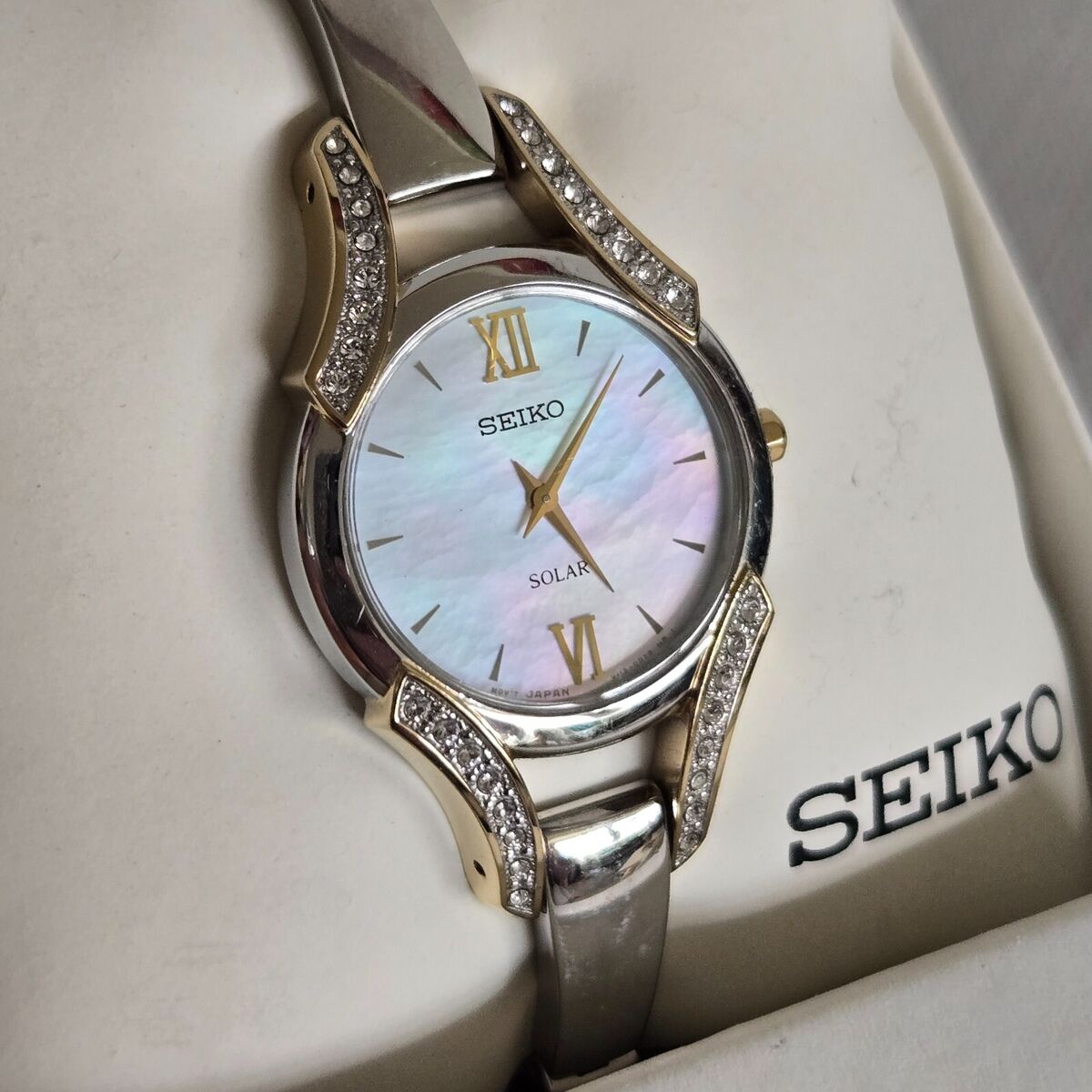 Seiko Solar V115-0AZ0 Swarovski Crystals MOP Dial Two Tone Seiko Solar V115-0AZ0 Swarovski Crystals MOP Dial Two Tone