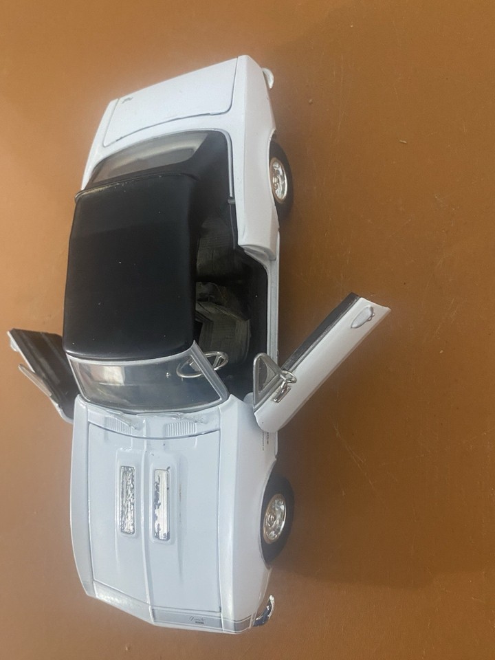 1969 Chevrolet Camaro SS Die-cast 1/24 White w/ Black Top - Open Doors ...