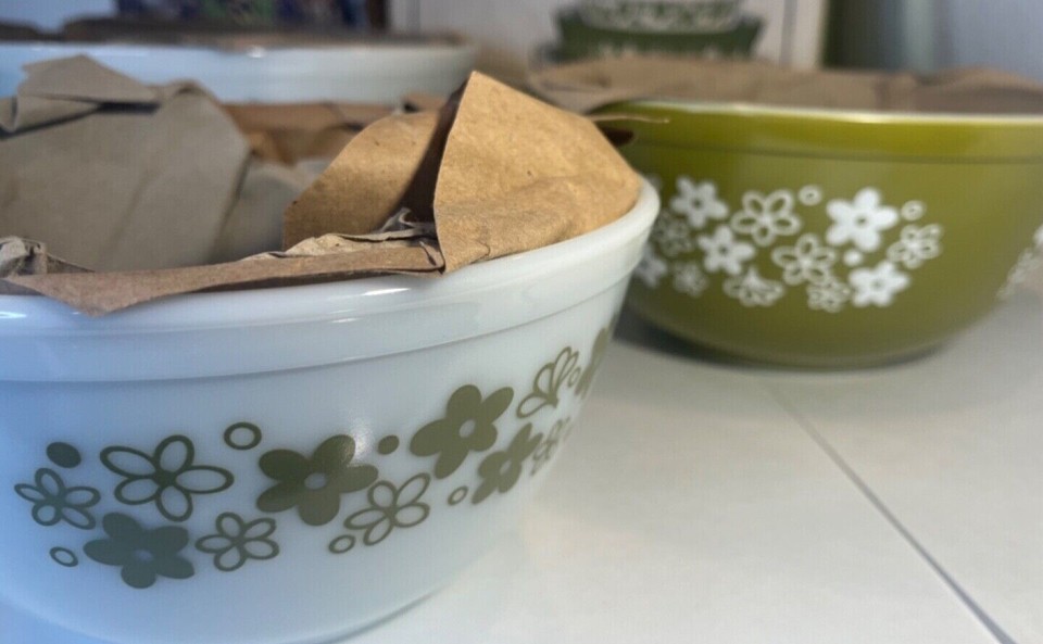 New Vintage Pyrex 400-1 Spring Blossom Green Bowl Set NIB White Daisy ...