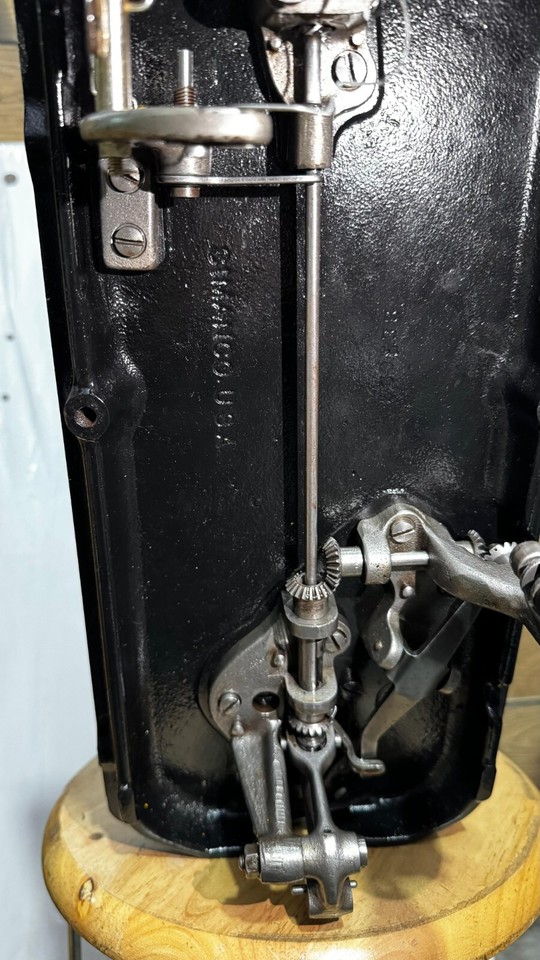 Singer 114w103 Chain & Moss Stitch Embroidery Machine with table and ...