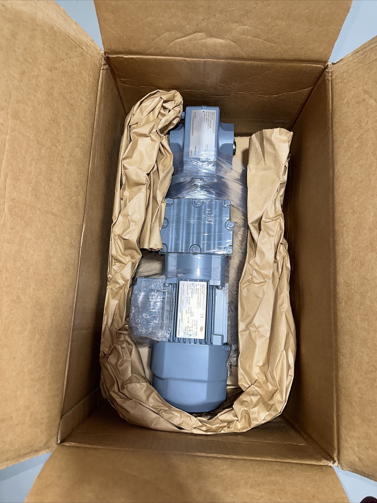 SEW eurodrive gear motor. 0.12kW 277/480VAC. SA37-R17-DR63S4/BR. (ident ...