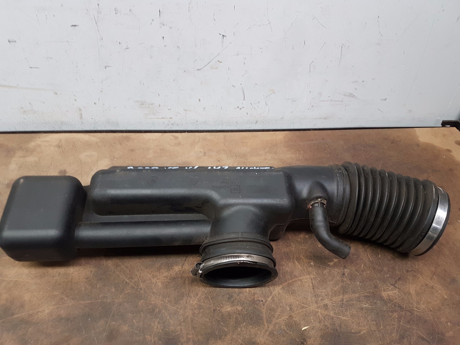 HOLDEN VE COMMODORE 2007/08/09/10 AIR INTAKE PLENUM PIPE TUBE TO SUIT ...