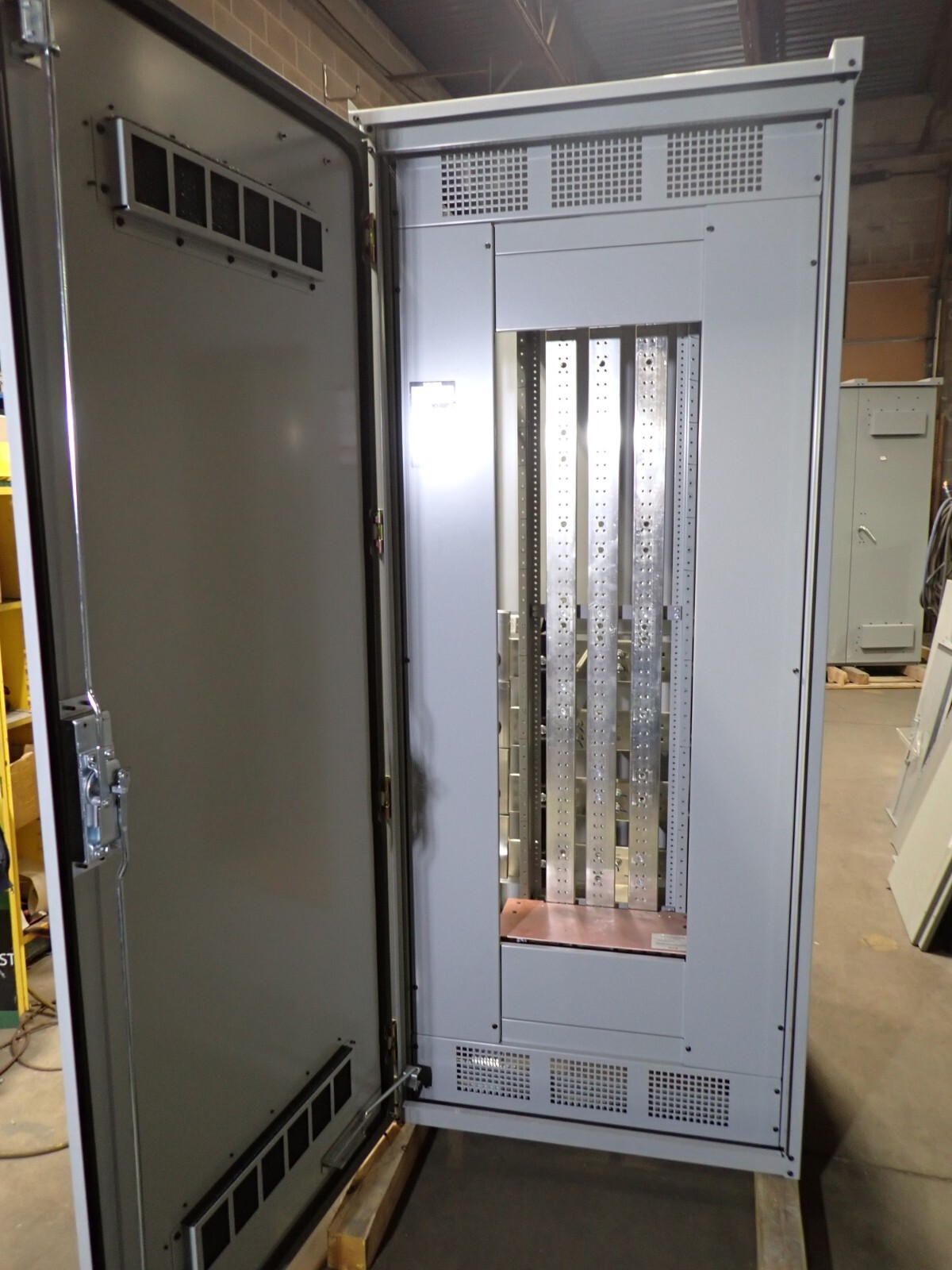 New Siemens 2500 amp 3 Phase Outdoor 3R Switchgear Panelboard WLL2F325 ...