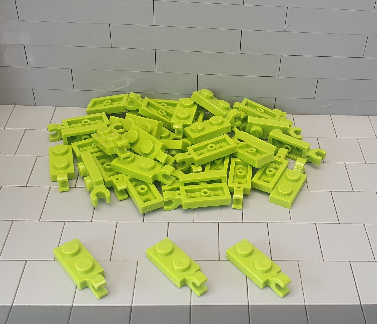 40 Lime Green 1x2 Modified LEGO Plates With Clip Genuine And Unused ...