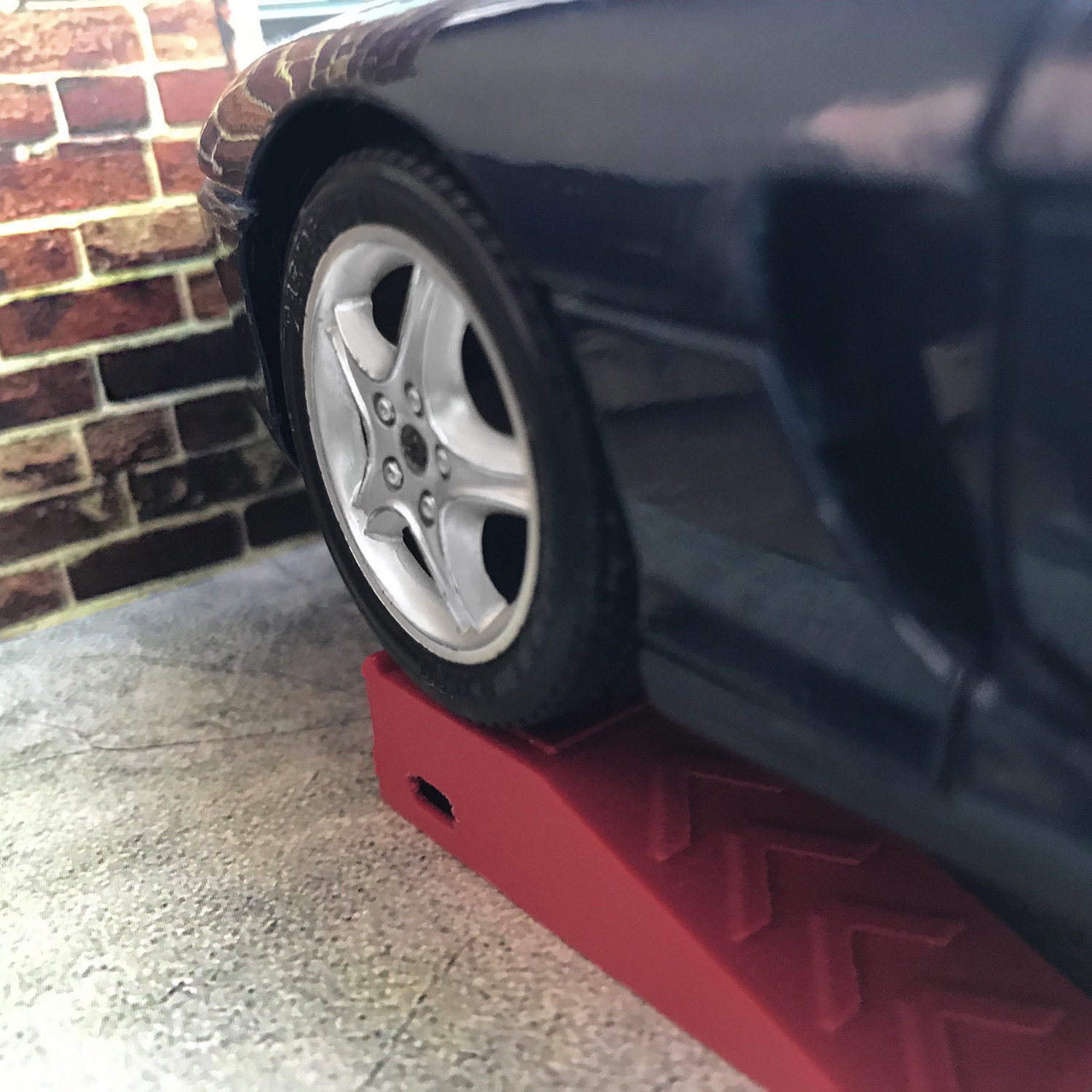 2 x Miniature TOY Ramps / Stands for 1:18 scale Diorama Garage Car or ...