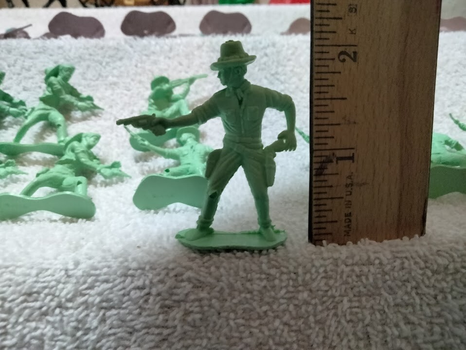 (113) VINTAGE MARX MPC ? COWBOYS & INDIANS (2" FIGURES IN 6 COLORS ...