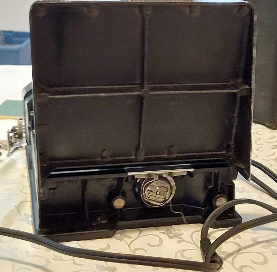 Singer 221-1 Featherweight Sewing Machine- 1953- With Extras ...