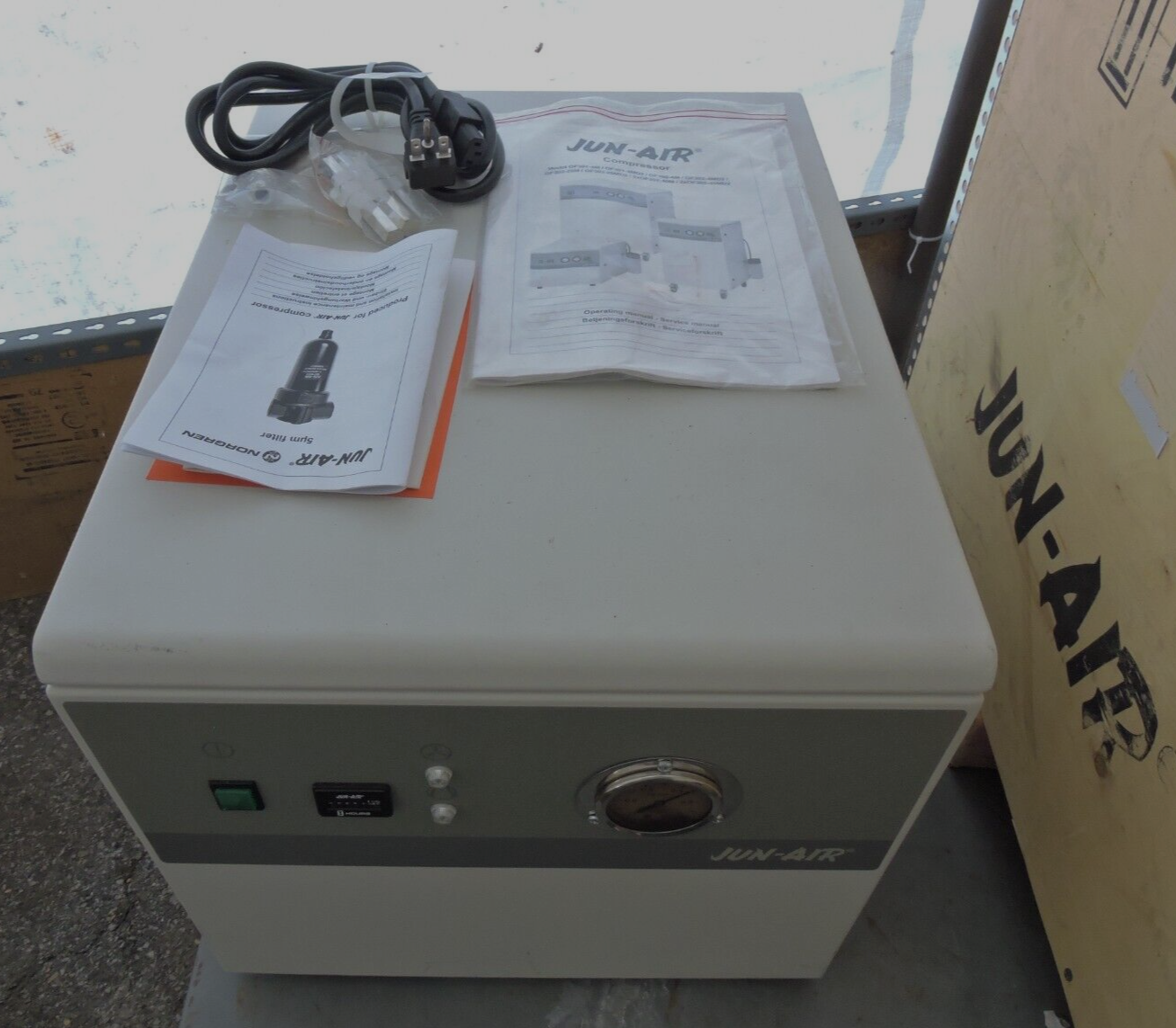 NEW Jun-Air OF302V-4M Quiet Compressor Cabinet 230V 4-Liter / Medical ...