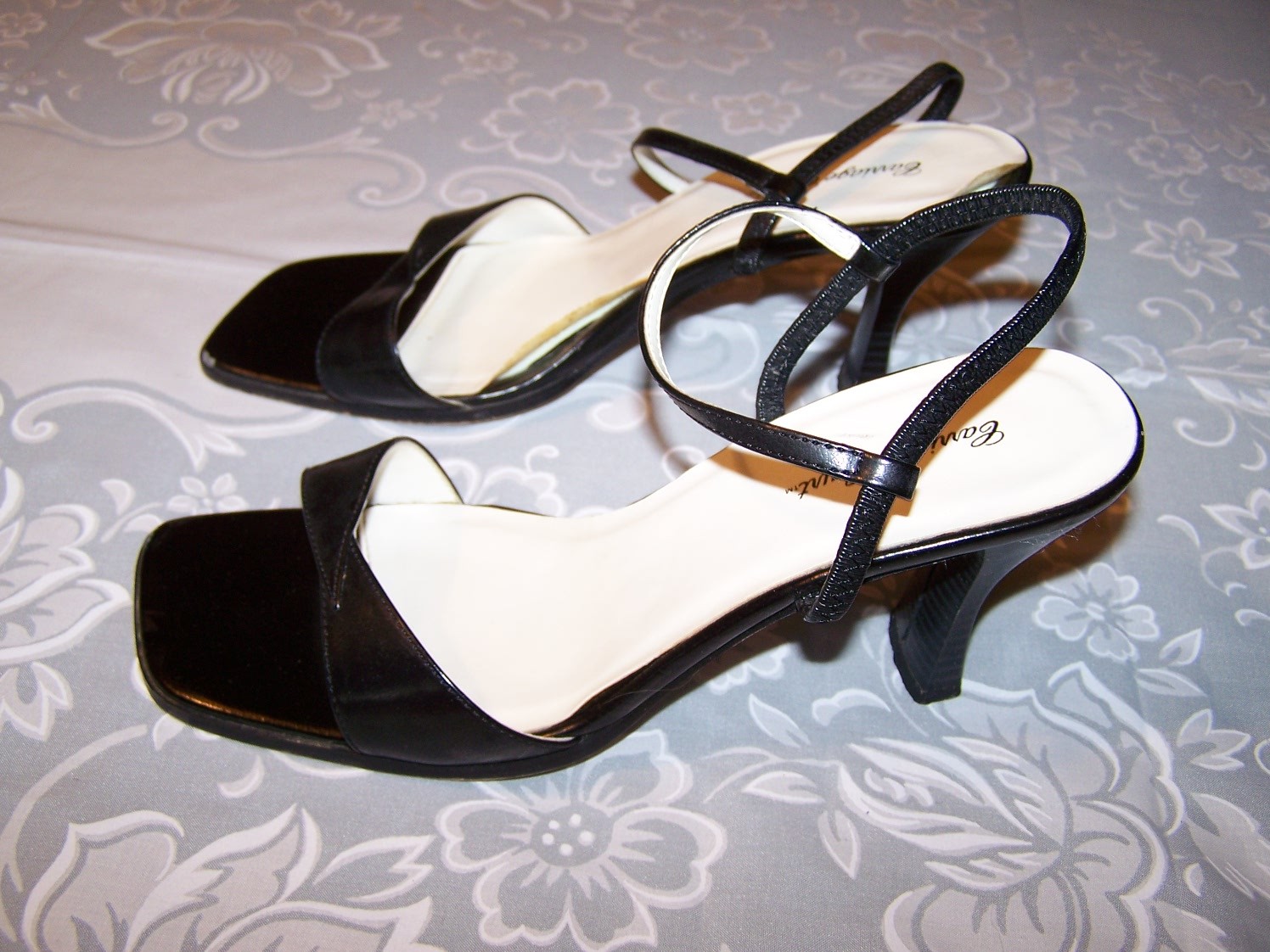 Vtg Ladies Shoes 2 inch Sandal Heels Black Sz 7M Carr… - Gem
