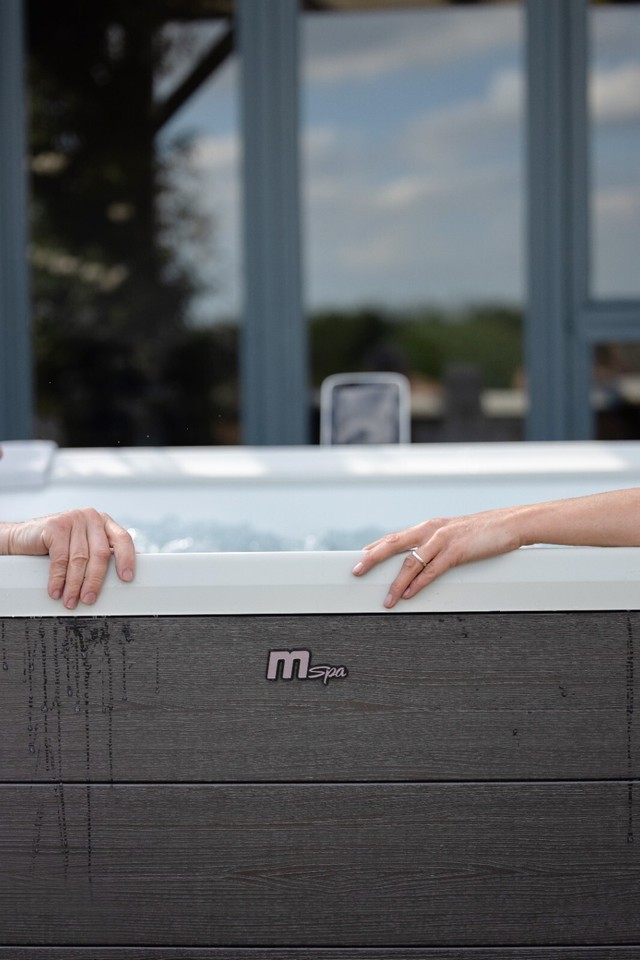 MSpa Oslo 4 - 6 Person Portable Hot Tub - 13A Plug & Play Repackaged ...