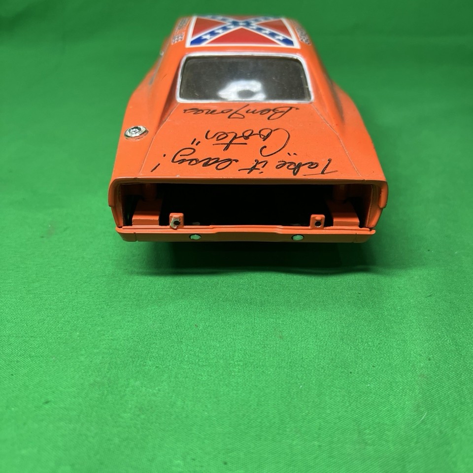 ERTL 1:18 Dukes of Hazzard General Lee Car 1969 Dodge Charger Signed By ...