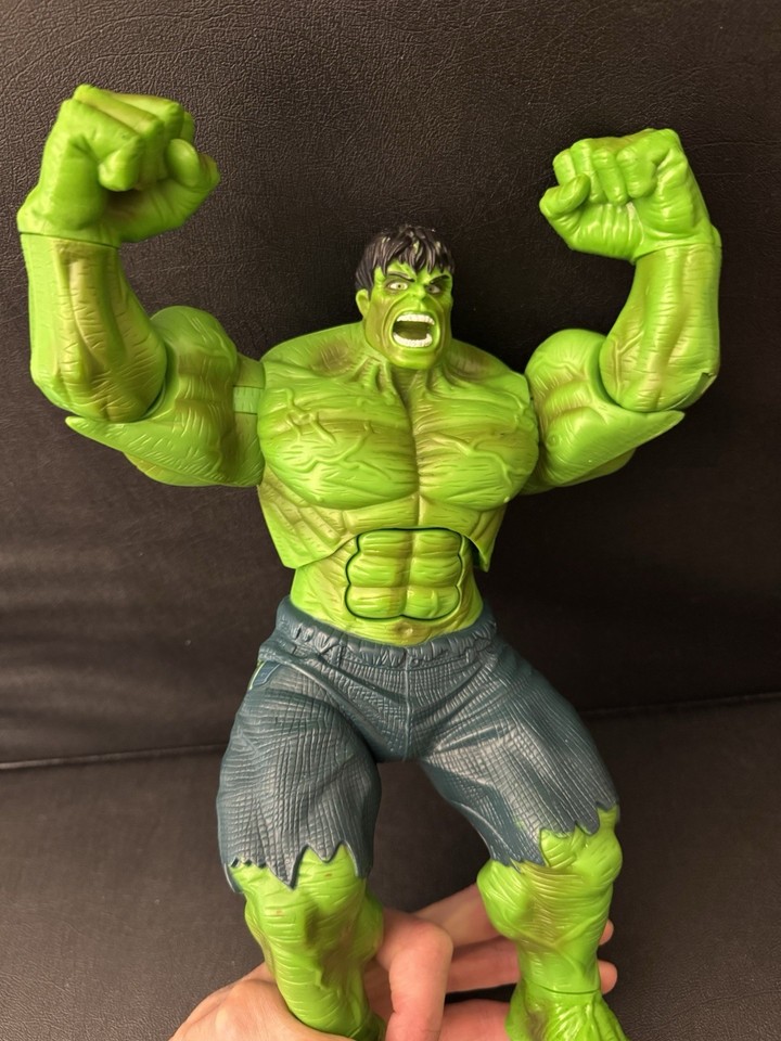 Marvel 11" The Incredible Hulk Smash N Stomp Talking Figure & Poster ...