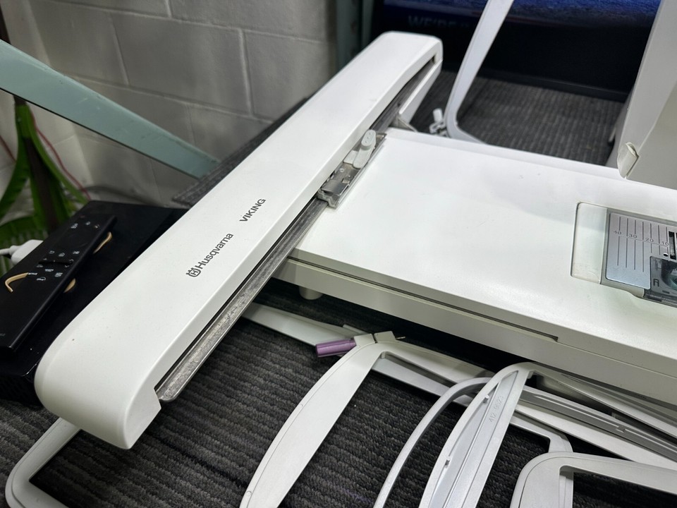 Husqvarna Viking Designer Topaz 50 Embroidery Machine w/Acces **READ ...