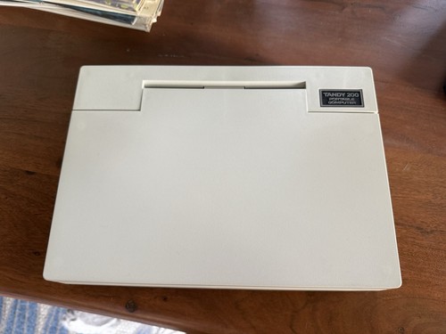 Tandy 200 portable computer (Radio Shack) - Powers on! Runs on AA ...