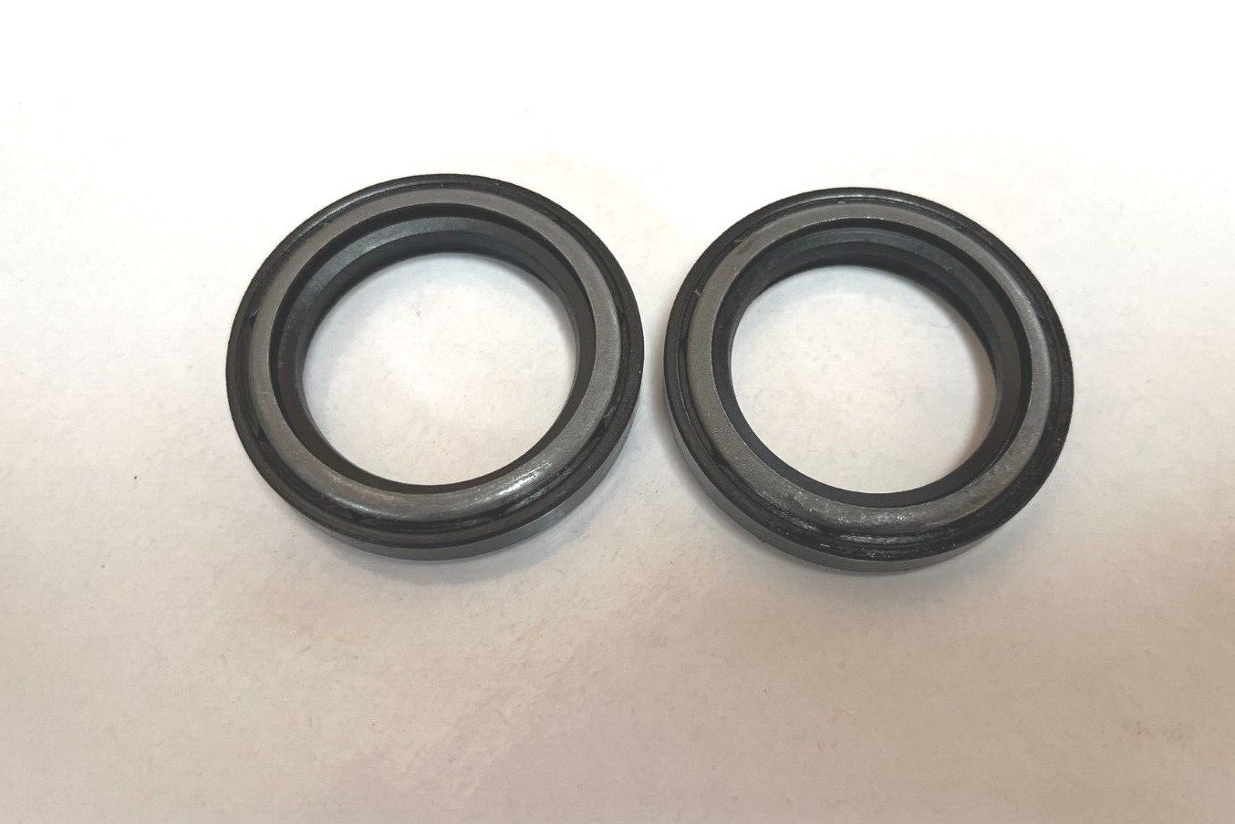 Land Rover Defender Rear Stub Axle Inner Seal x2 - FTC5268 | eBay