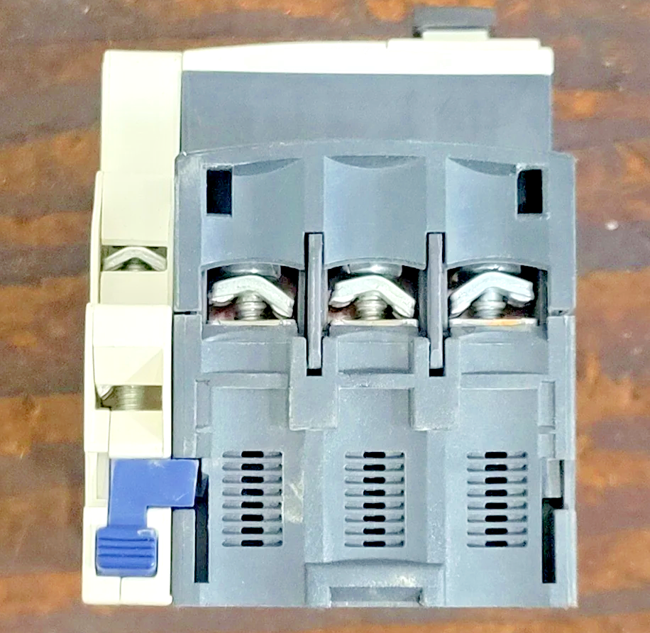 GV2-ME10 SCHNEIDER Motor Circuit Breaker, 3 Pole, 4-6.3A w/Aux Contact ...