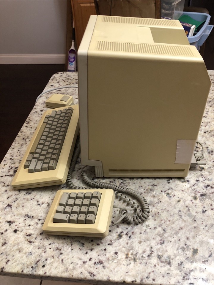 Apple Mac Plus Working Computer With Carrying Case And Floppy Disk ...