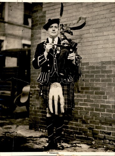 GA266 1926 Original Wide World Photo MAJ JOHN CARSON LONE PIPER OF ...