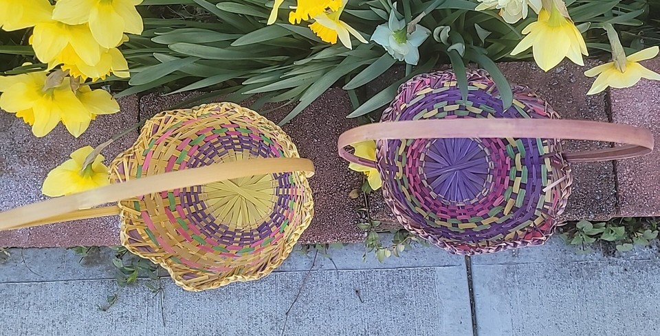 VTG LOT 2 EASTER BASKETS HANDLED WOVEN DYED SPLINT ROUND W/ SALLOP EDGE ...