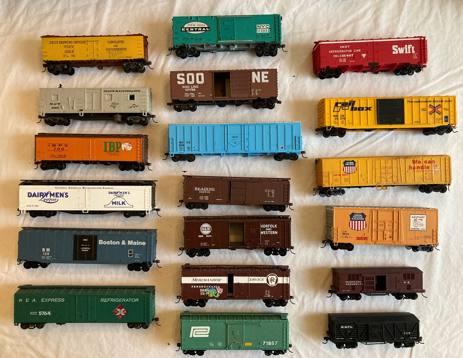 HO Box Cars & Stock Cars w/ plastic wheels & body-mounted knuckle ...