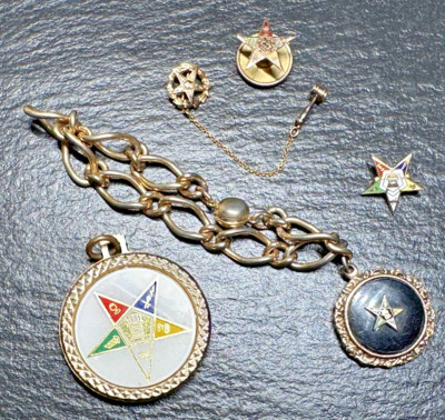 FIVE VINTAGE ORDER OF THE EASTERN STAR OES ITEMS: PINS, BRACELET ...