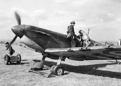 WW2 WWII Photo World War Two / British RAF Spitfire Scramble Battle of ...