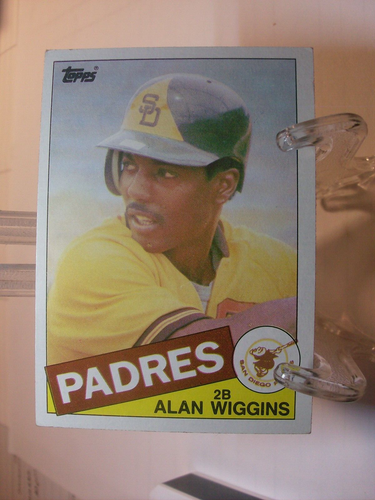 1985 Topps Baseball Card #378 - Alan Wiggins - San Diego Padres (14332 ...